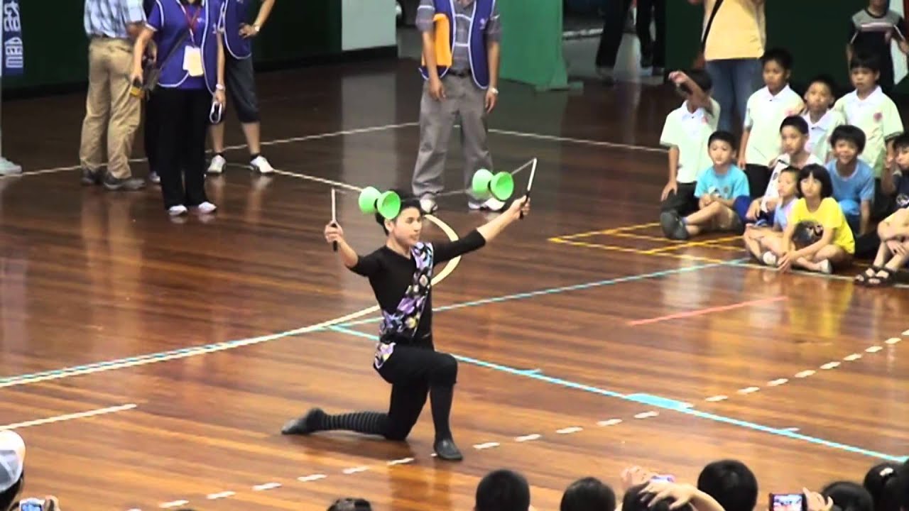 diabolo champion ( Le Cirque de Demain & WJF) - YouTube