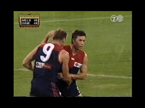 Andrew Leoncelli on the run from 50 - Melbourne - 1999 Round 4 v ...