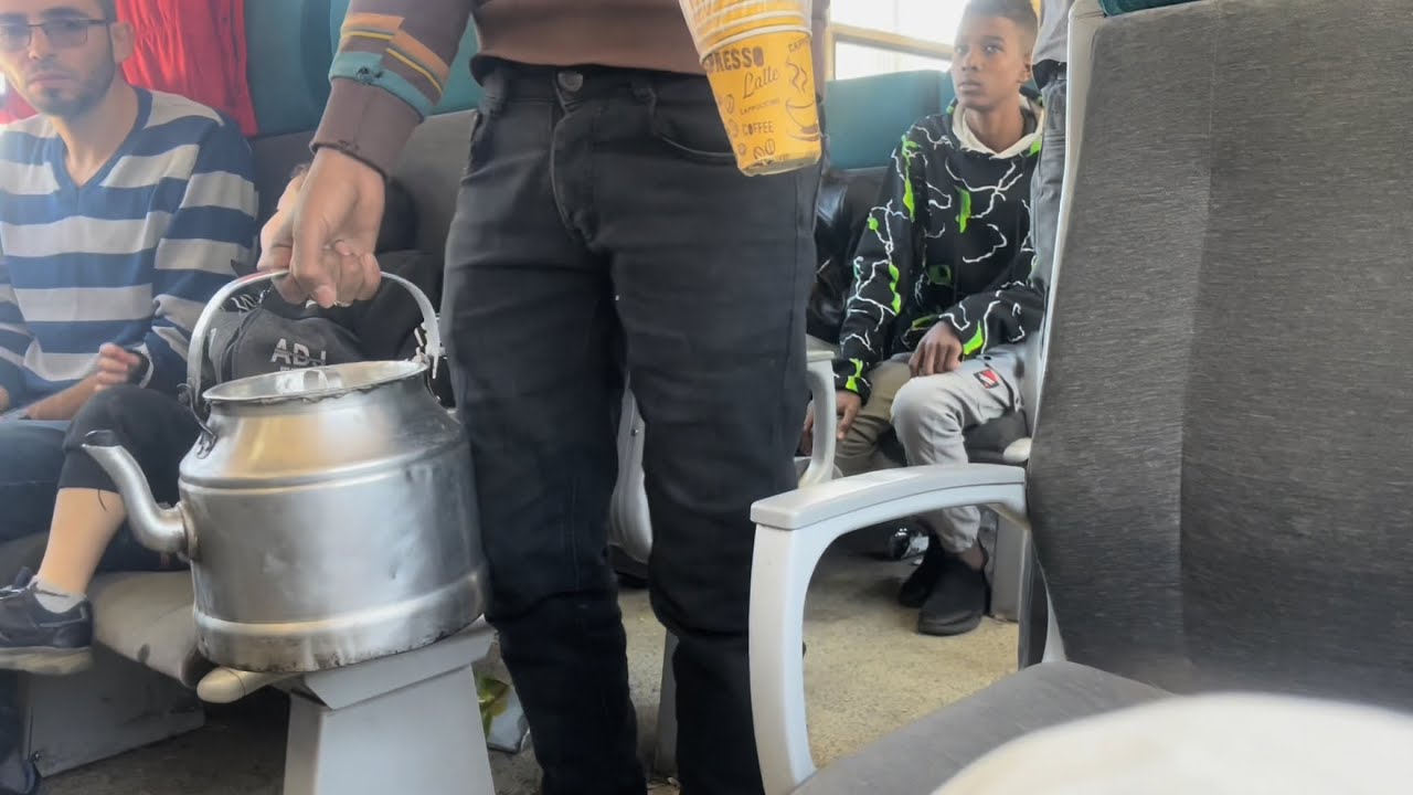 Different vendors in Egyptian trains. What a cool way how to sell tea ...