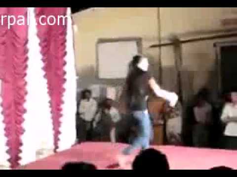 hot girl danceing but fall down