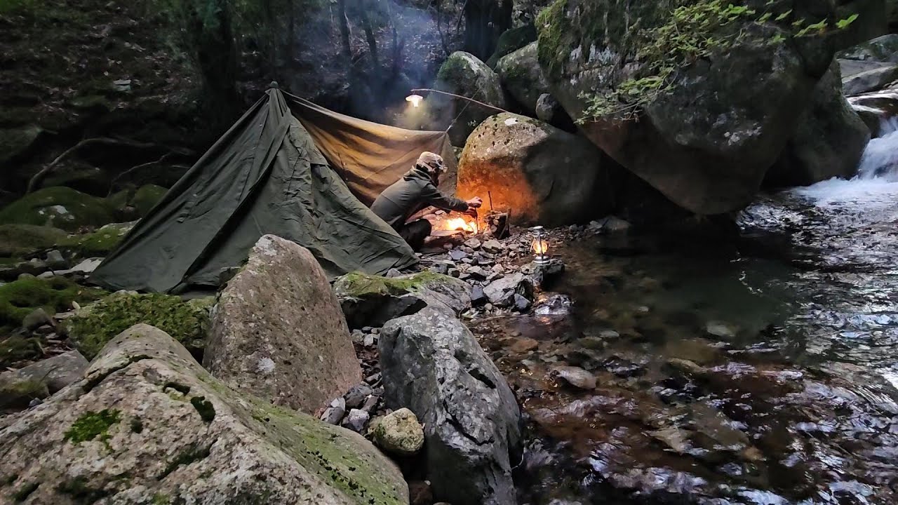 #077 【野営】山深い源流 澄んだ流れを見つめながら ポツンと軍幕ソロキャンプ OMK付 - YouTube