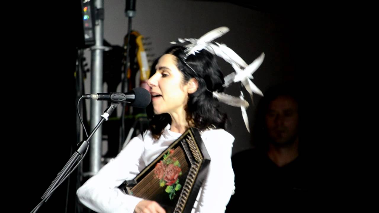 PJ Harvey - C'mon Billy @ Ferrara Sotto le Stelle 2011 - YouTube
