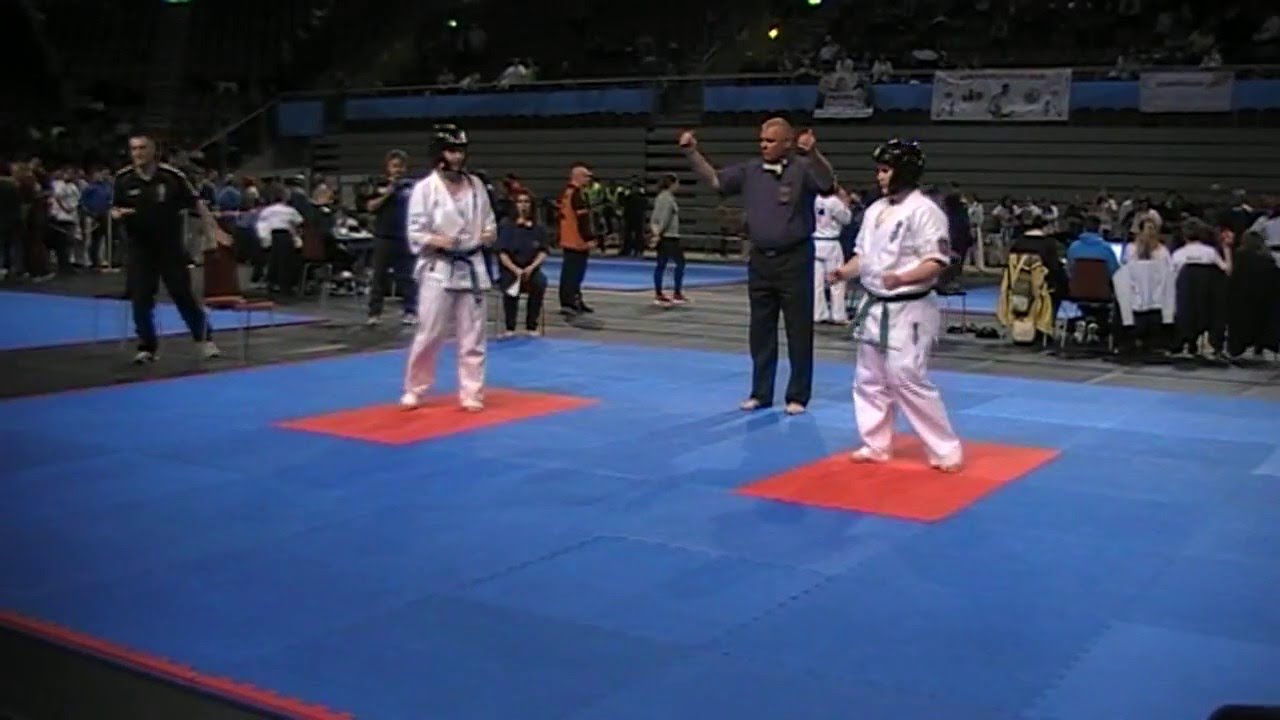 Végerbauer Roberta vs Farkas Anett - YouTube
