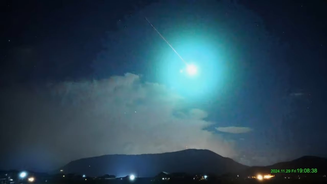 MYSTERY BLUE LIGHT & BIGGEST COMET IN THE DARK SKY - YouTube