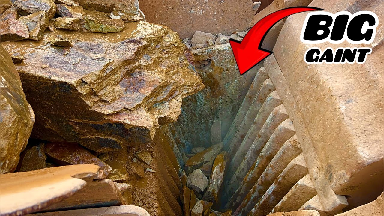 “Big Gaint Crusher Machine👹A Rock in Action”Big Rocks Crushing☠️A ...