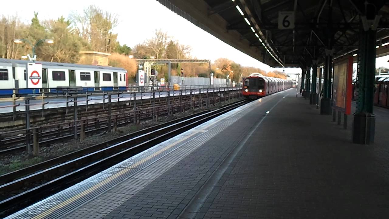 Central Line 92 Stock arriving at Ealing Broadway Tube Station on 17/12 ...