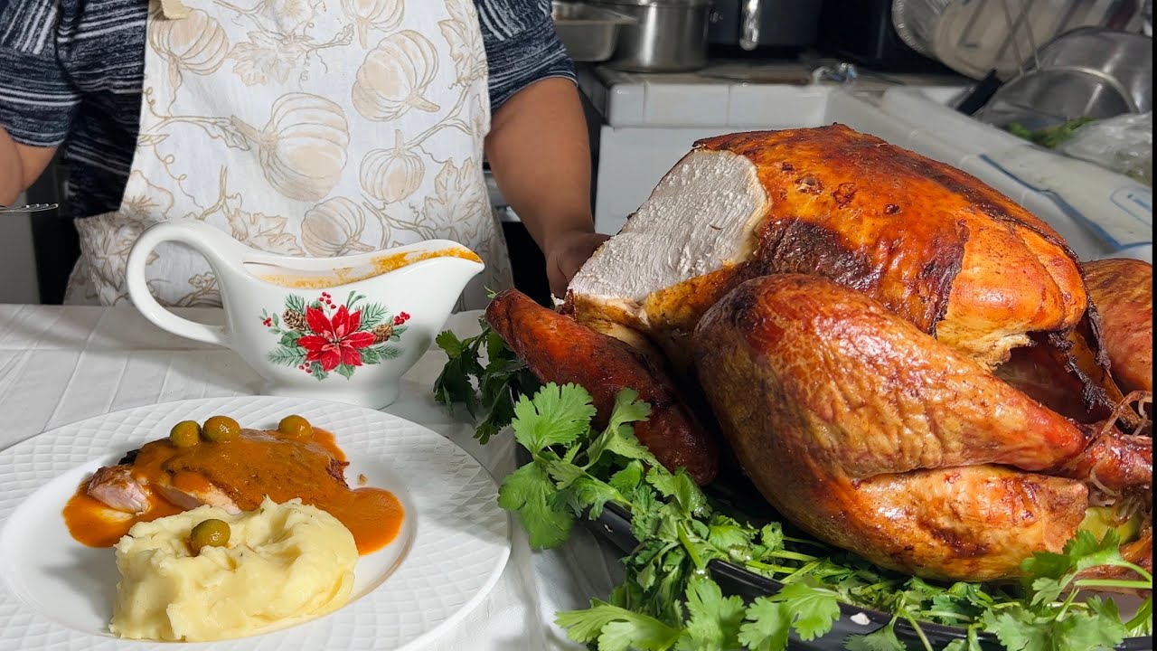 Pavo Criollo con abundante salsa para este Thanksgiving - YouTube