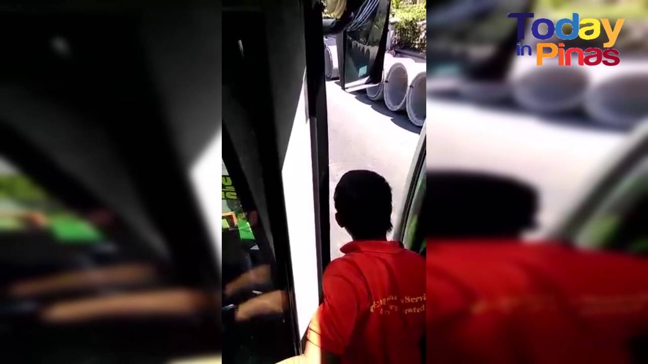 Two Bus Driver Fighting in the middle of the road! Road Rage ...