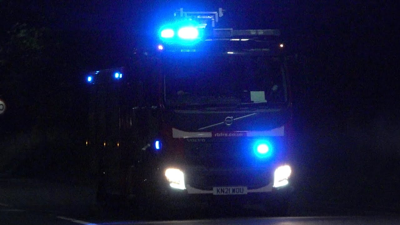 Royal Berkshire Fire & Rescue Ascot Rescue Pump Responding with Blue ...