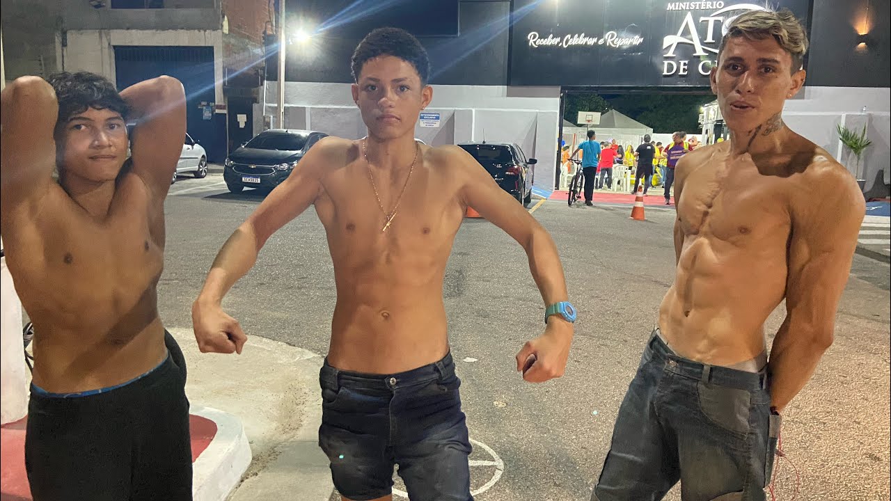 Eles conseguiram botar o shape treinando na praça 😱 | treino de peito ...