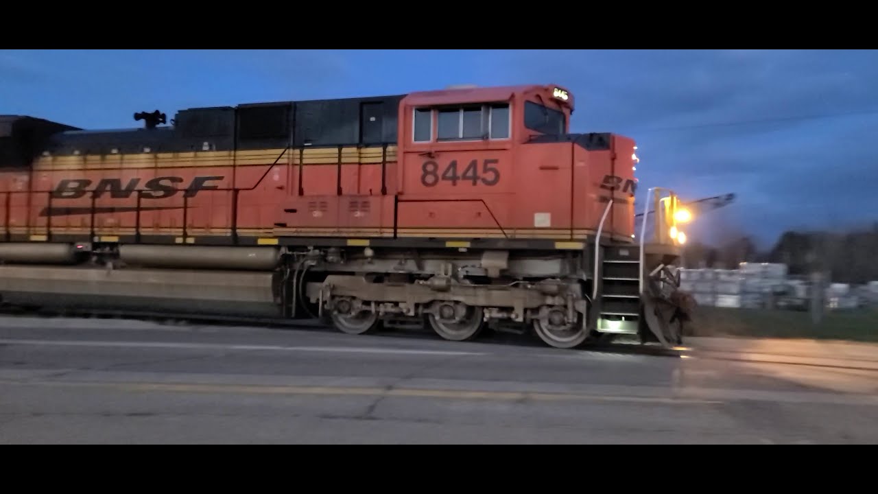 BNSF 8445 & BNSF 9256 Dixie Hwy Bridgeport - YouTube