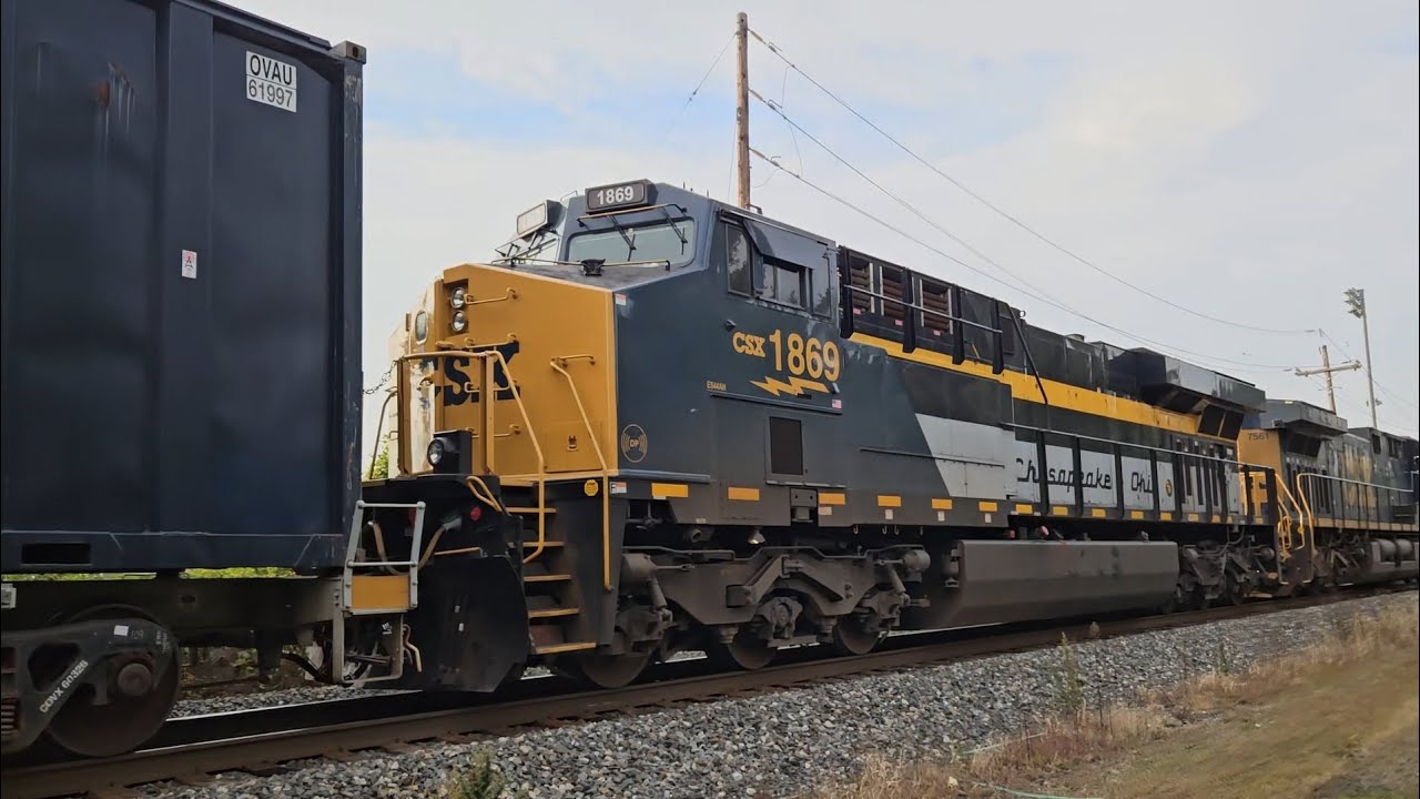 CSX M434 CM44 7561 & ES44 HU 1869 moving through Bergenfield NJ - YouTube
