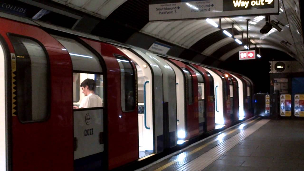 London Underground Victoria Line 2009 Stock at Stockwell - YouTube