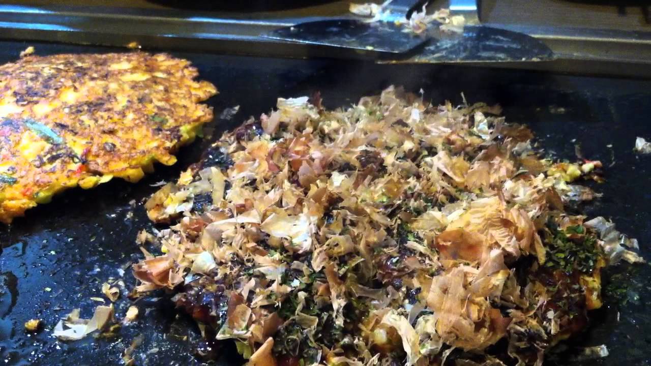 Okonomiyaki with Fish Flakes Dancing! - YouTube