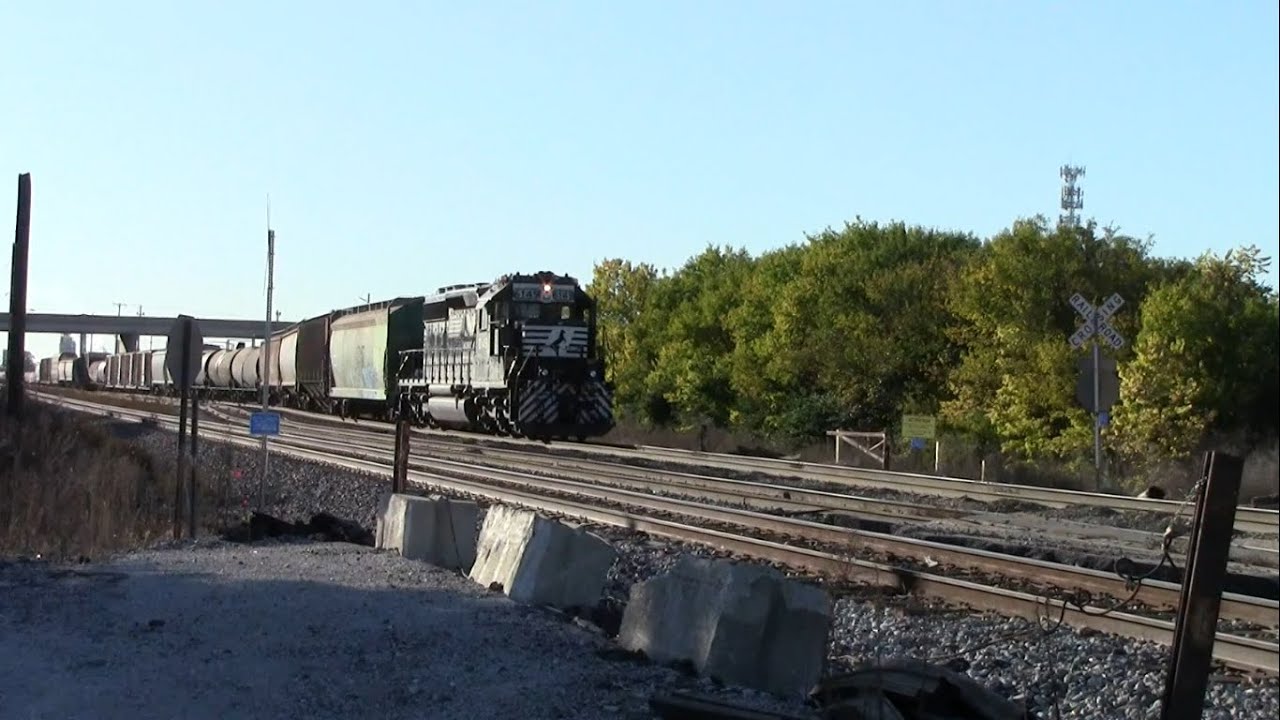 NS DL22 w/ NS 6149 Working in the NS South Yard in Lafayette, Indiana - YouTube