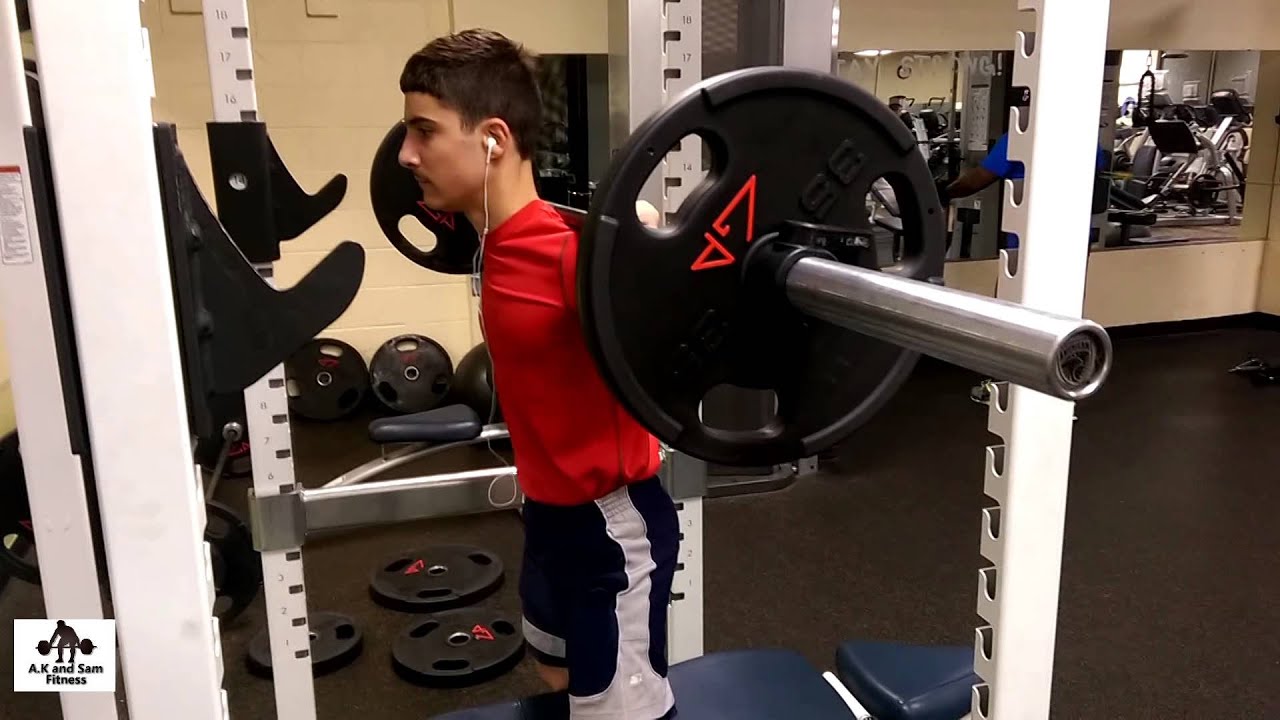 Training Legs: Seated Squats 4x25 @ A.K And Sam Fitness - YouTube