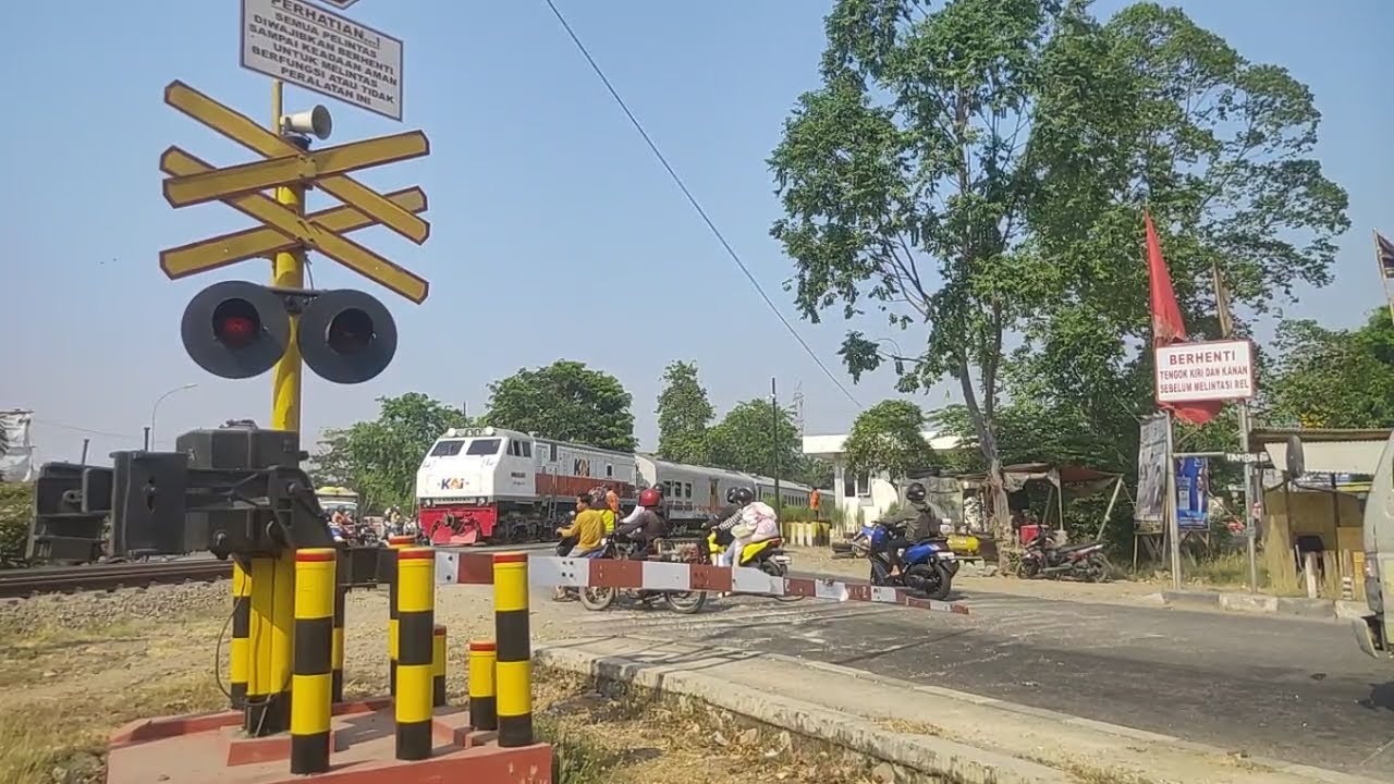 Palang Pintu Kereta Api || Railroad crossing || KA GAJAHWONG, KA PARCEL ...