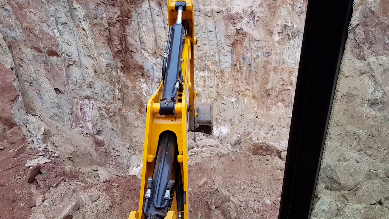 Jcb Cutting excavate a hard and tight soil#jcb backhoe working inside ...