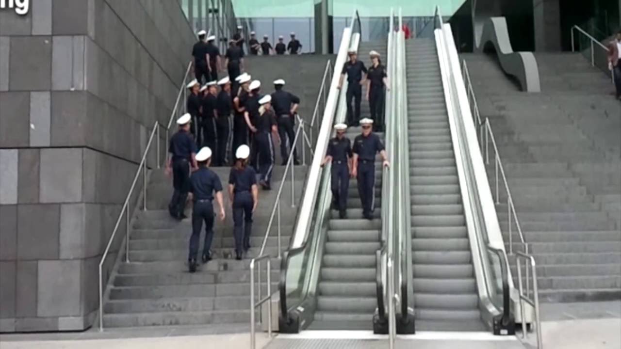 Escalator training for the Austrian police - Rolltreppen-Training der ...