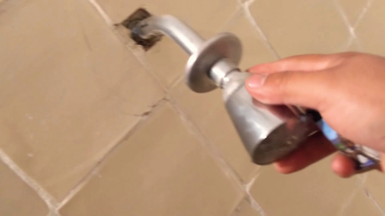 Quitar una regadera muy apretada. - YouTube