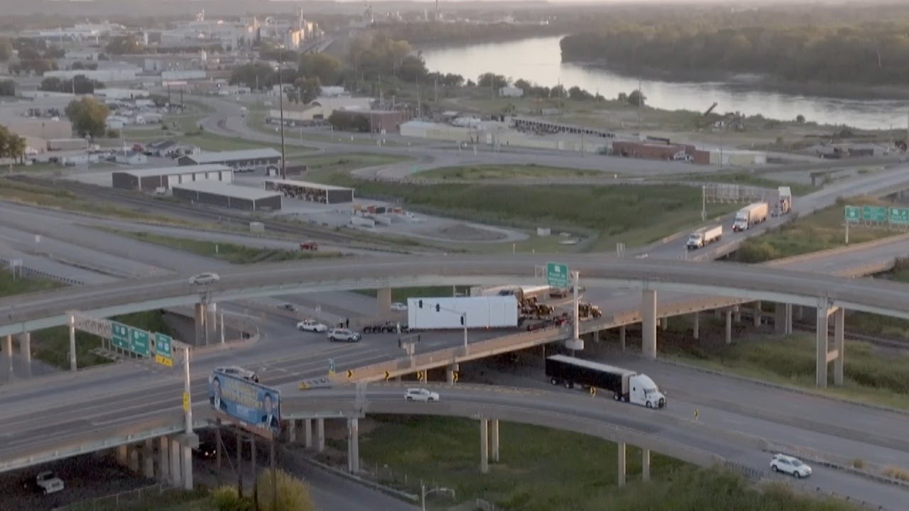 Hauler causes traffic jam on Pony Express Bridge - YouTube