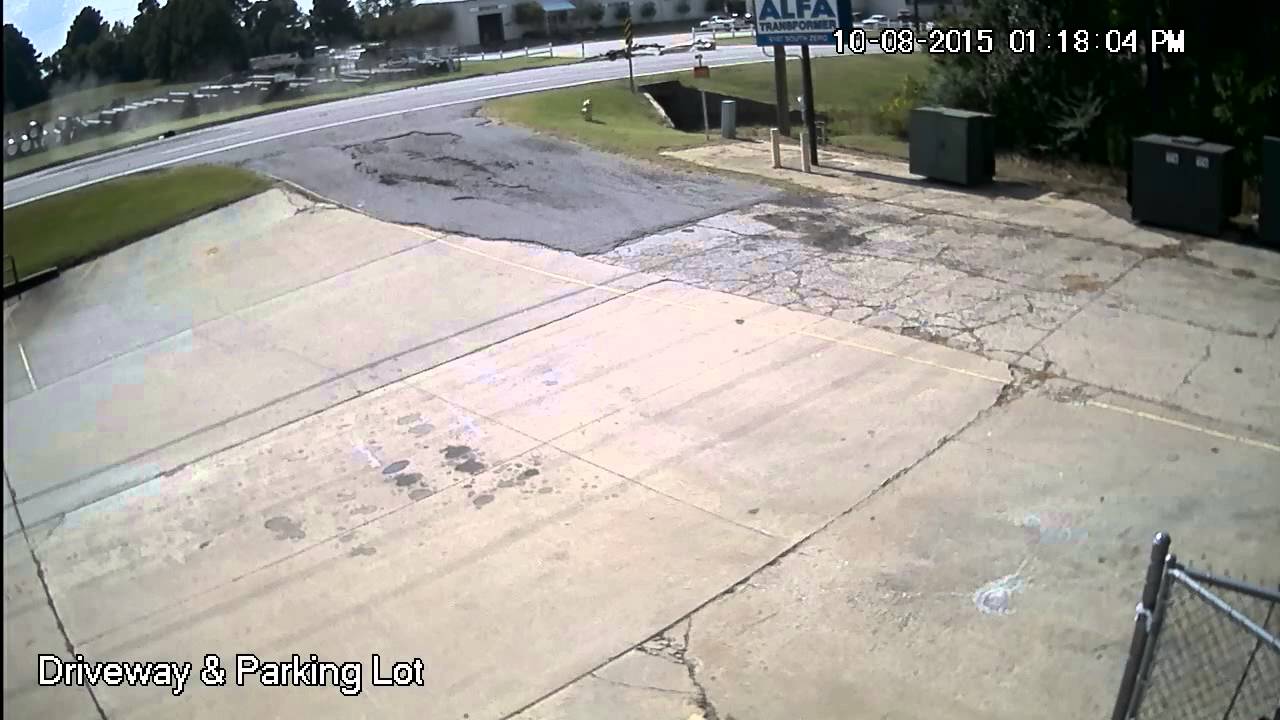 Crazy collision between a loose boat trailer and truck - YouTube