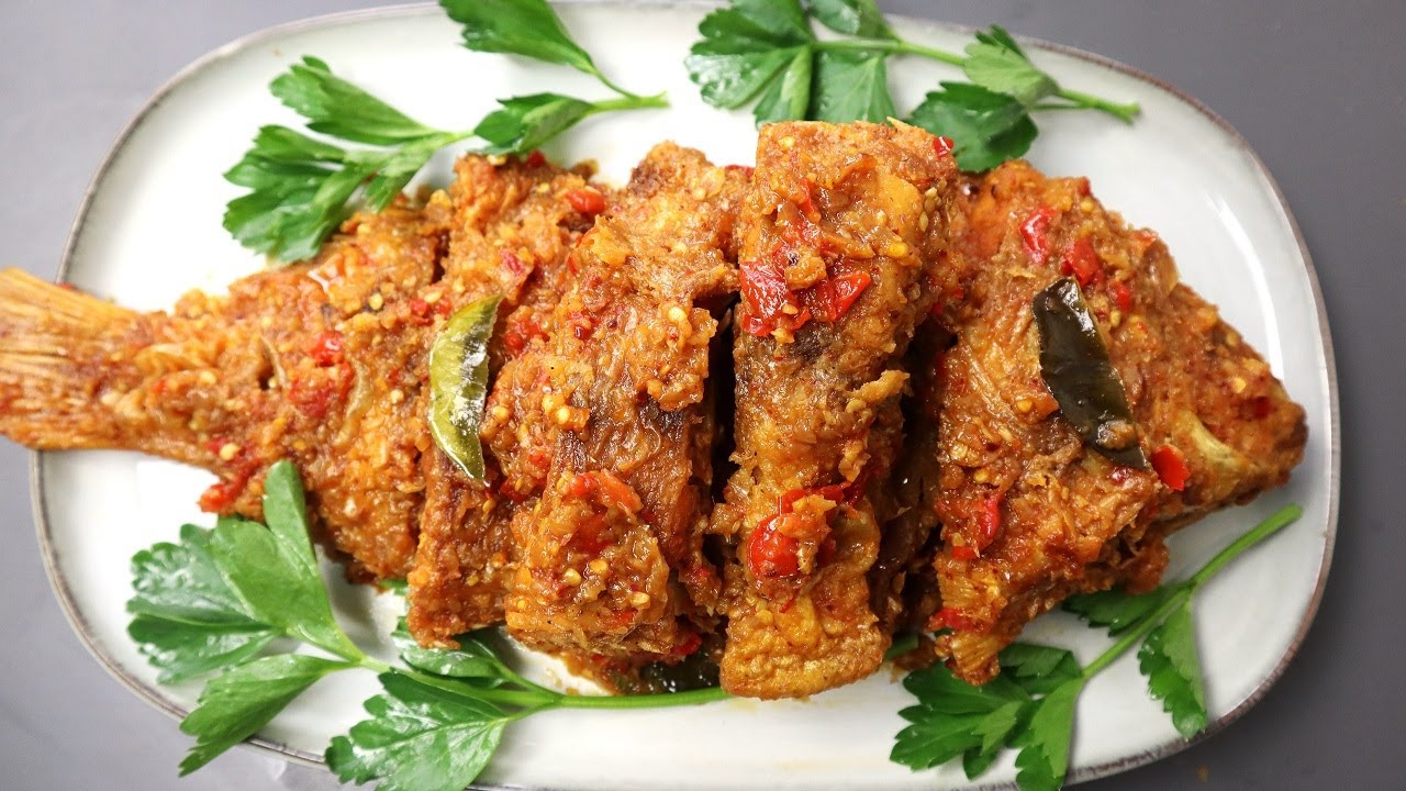 Ikan goreng bumbu rica rica puueedes nya nampol banget dijamin ...