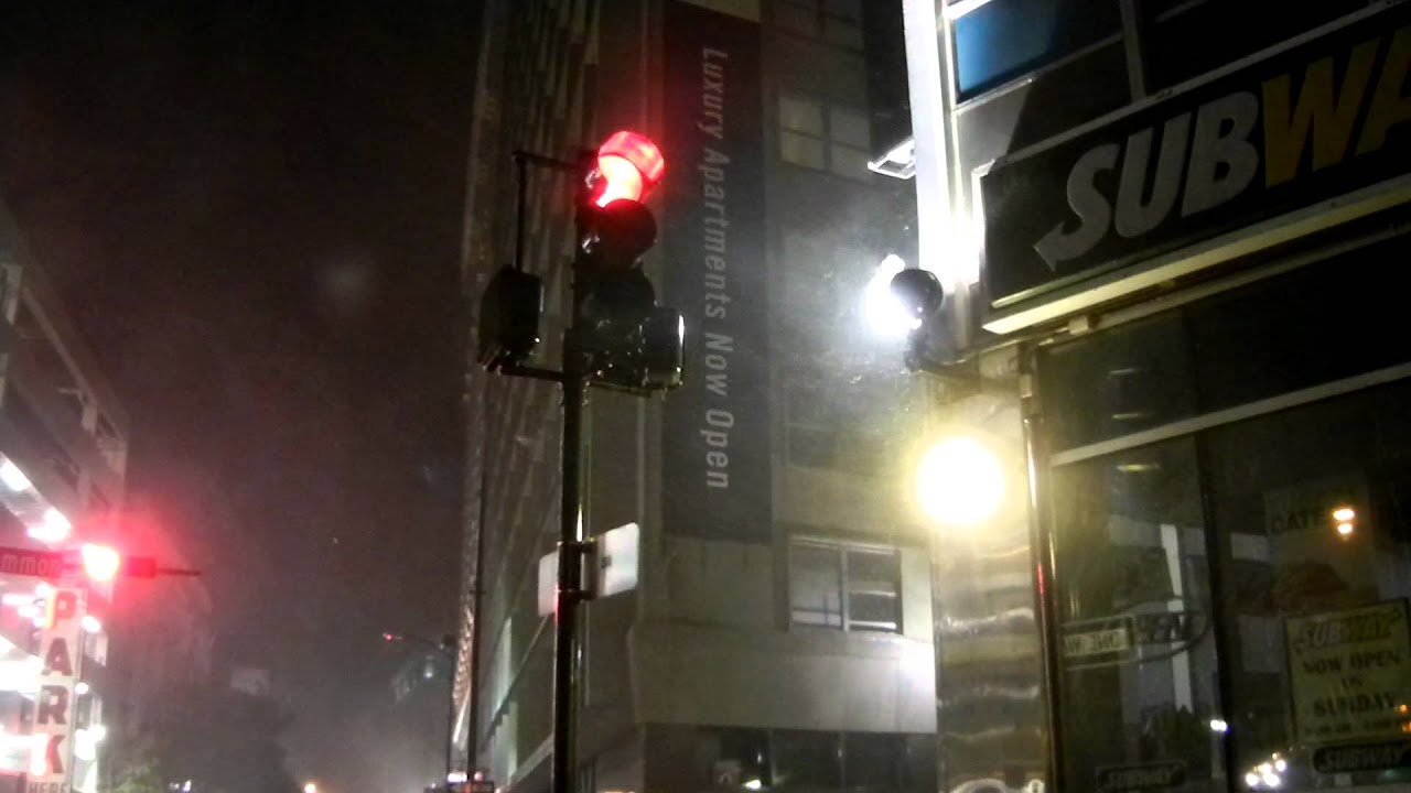 Hurricane Isaac Gusty Traffic Light - New Orleans - YouTube