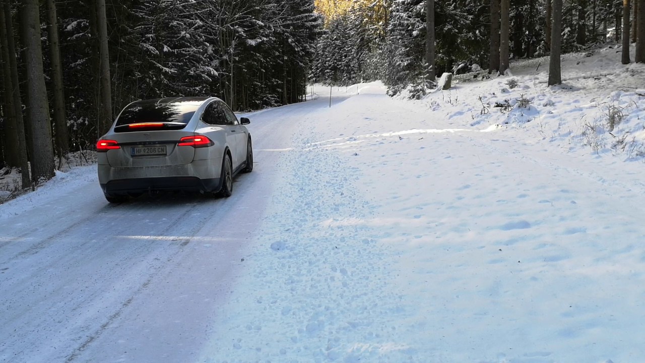 Tesla Model X P90DL Slipstart on snow - YouTube