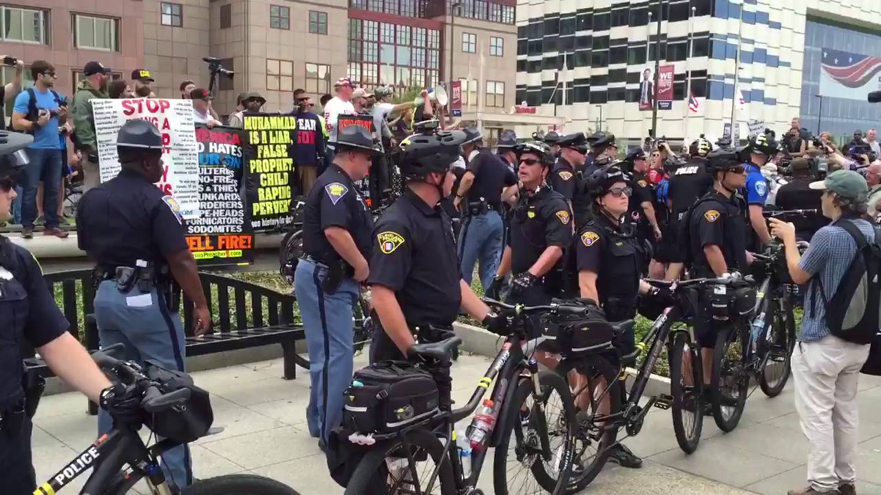 Bike Cops Deal With Protesters - YouTube