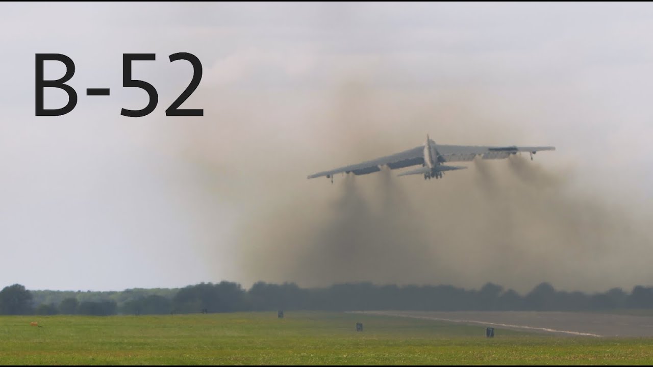 B-52 Impressive smoke trails during takeoff - YouTube