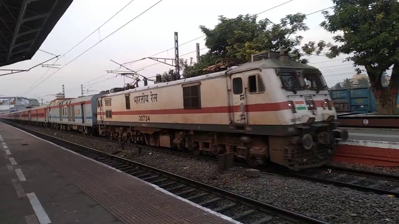 12304- पूर्वा एक्सप्रेस Poorva Express accelerating through Dankuni ...