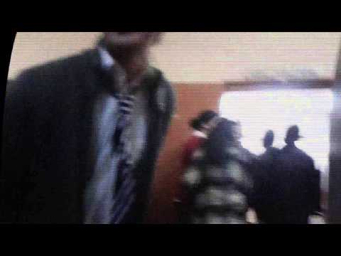 Benimle bir elmanın iki yarısı olmaya ne dersin? (Gizli kamera şakası)