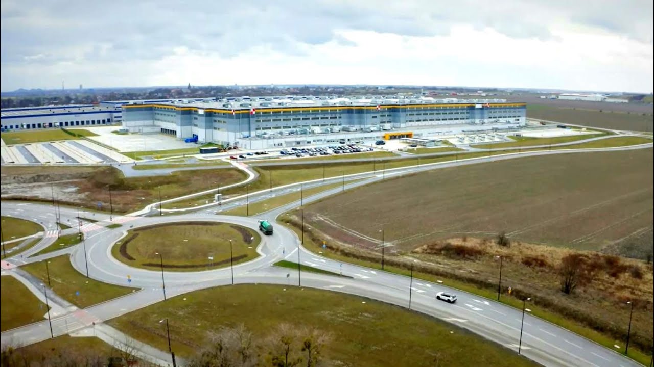 Amazon otwiera w Gliwicach gigantyczne centrum logistyczne - YouTube