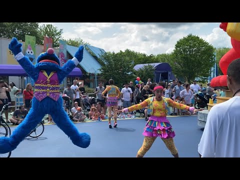 Jumping w/ Grover Sesame Place 45th Birthday Parade 2025 #sesameplace # ...