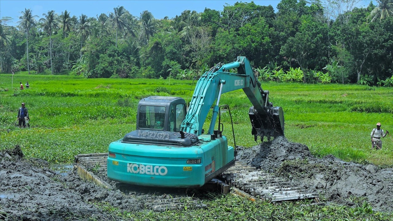 Excavator Working Digging Deep Mud To Make The River Flowing Again ...