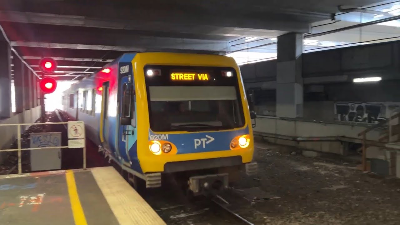 Metro X'Trapolis Arriving at Box Hill Station from Blackburn to ...