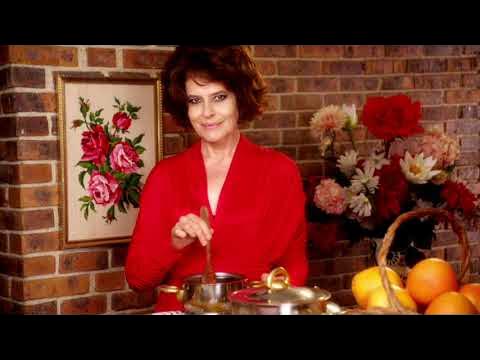 Mika - Elle Me Dit (clip officiel) - YouTube