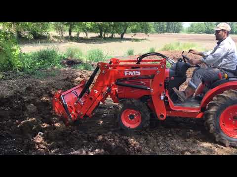 Kubota Traktör kepçe ile gübre yükleme. EMS SAKARYA
