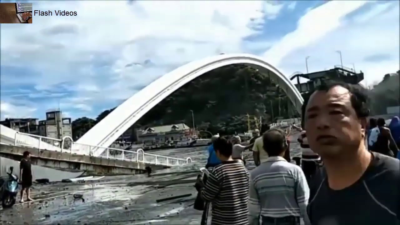 Taiwan: Bridge collapses over boats after truck passes!! - YouTube