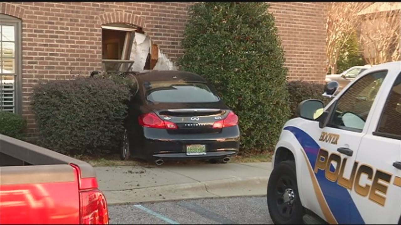 Car drives into building - YouTube
