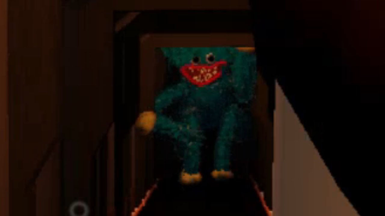 Huggy Wuggy chasing us in the vents | Roblox - YouTube