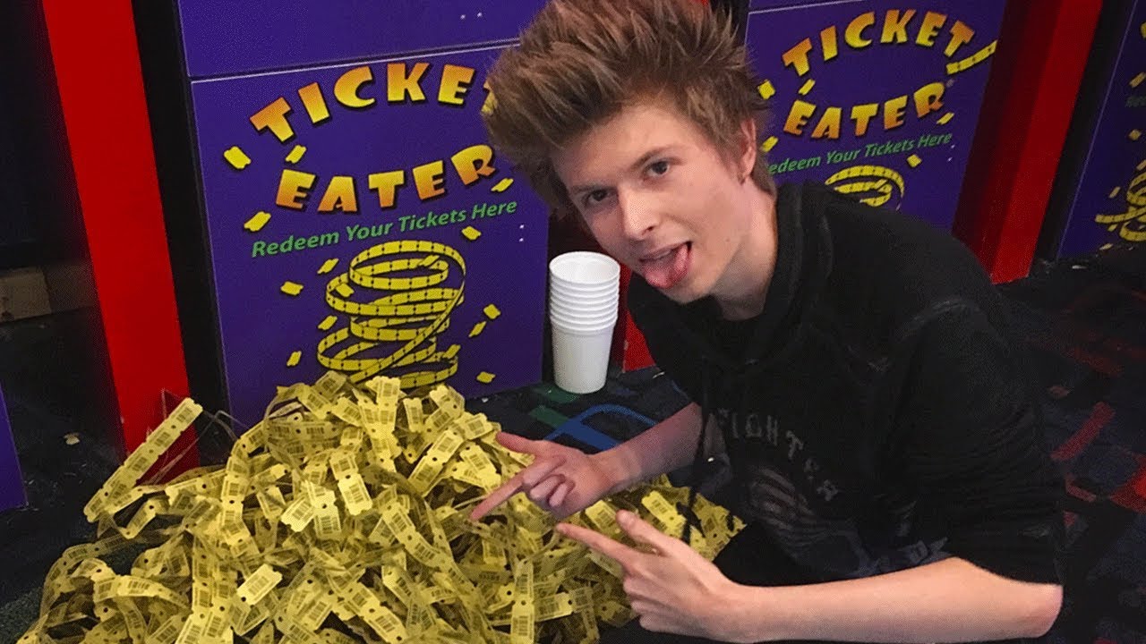 WINNING TONS OF JACKPOTS AT THE ARCADE!! - YouTube