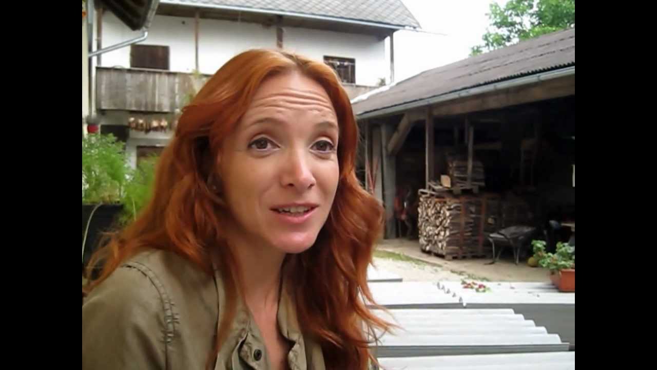 Mojca Mavec - Intervju na eko kmetiji - YouTube