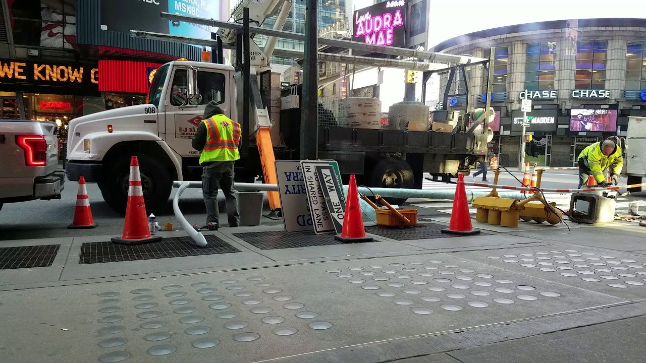 EJ Electric 42nd RAG Stop Light Times Square NYC pt.2/4 - YouTube