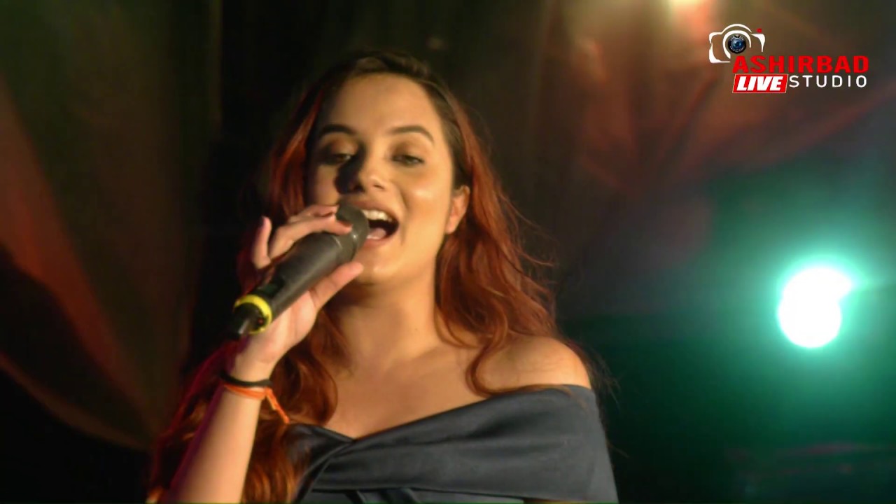 Bollywood Playback Singer Aakanksha Sharma Live Singing -Khaike Pan ...