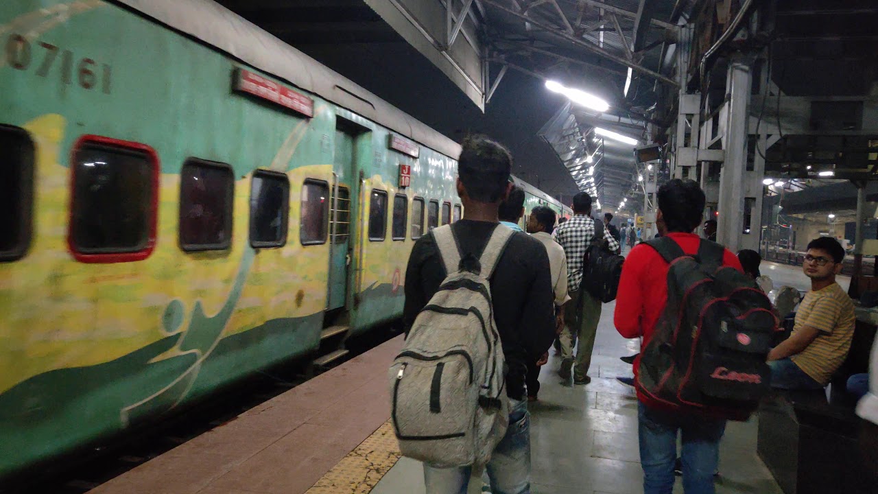 12250 ANVT-HWH YUVA EXPRESS arriving at kanpur central(CNB) - YouTube