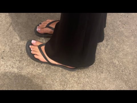 Candid teen with sexy nail in flip flops(faceshoot)