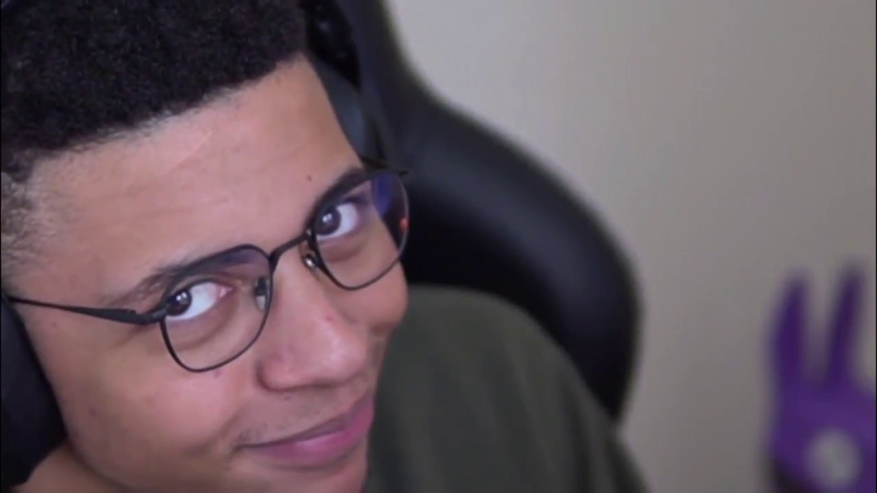 POKIMANE FLIRTS MYTH | POKI WANTS MYTH TO COME OVER! - YouTube