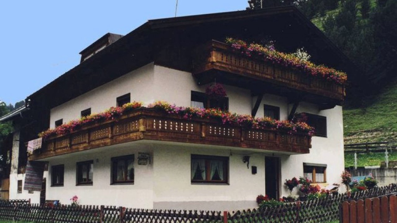 Ferienhaus Beate - Hotel in Steeg, Austria - YouTube